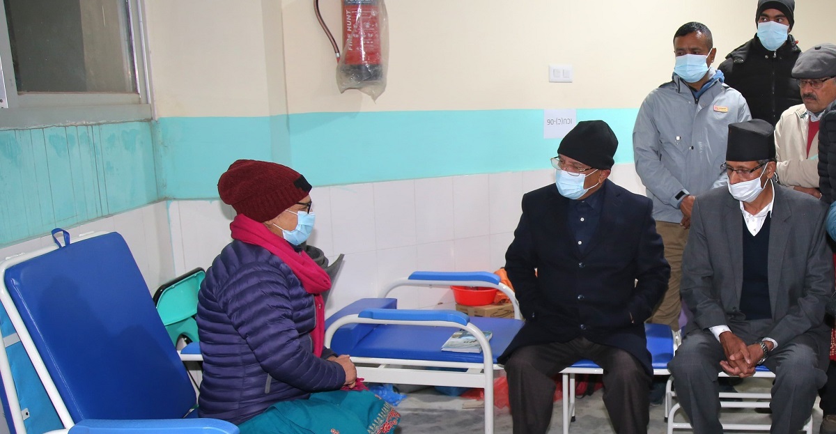 आईसीयूमा उपचाररत वैद्य भेट्न पुगे दाहाल | Nagarik News